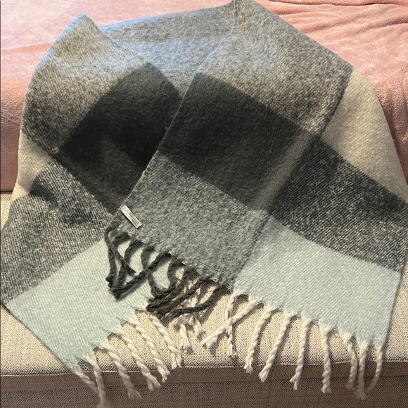 Charlie Paige | Accessories | Charlie Paige Soft Gray Shawl Scarf ...